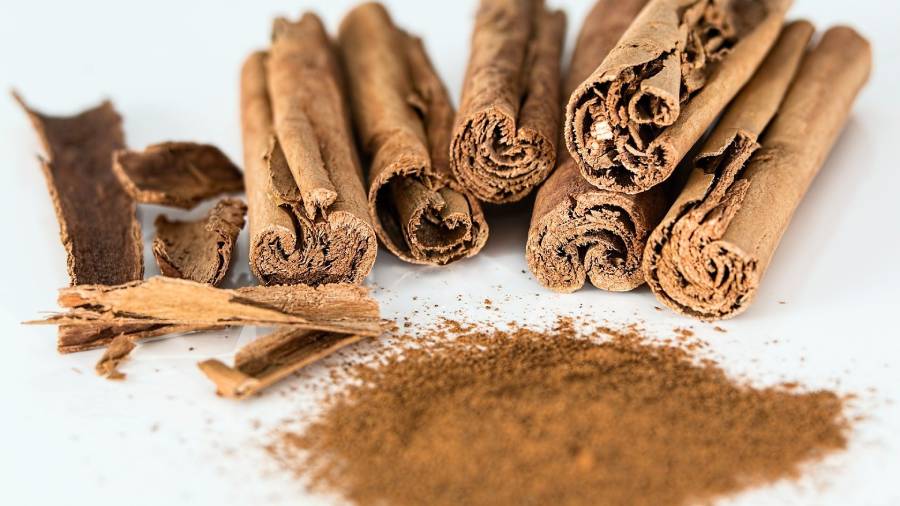 Cynamon (cynamonowiec) - właściwości i przeciwwskazania? | iZielnik.pl
