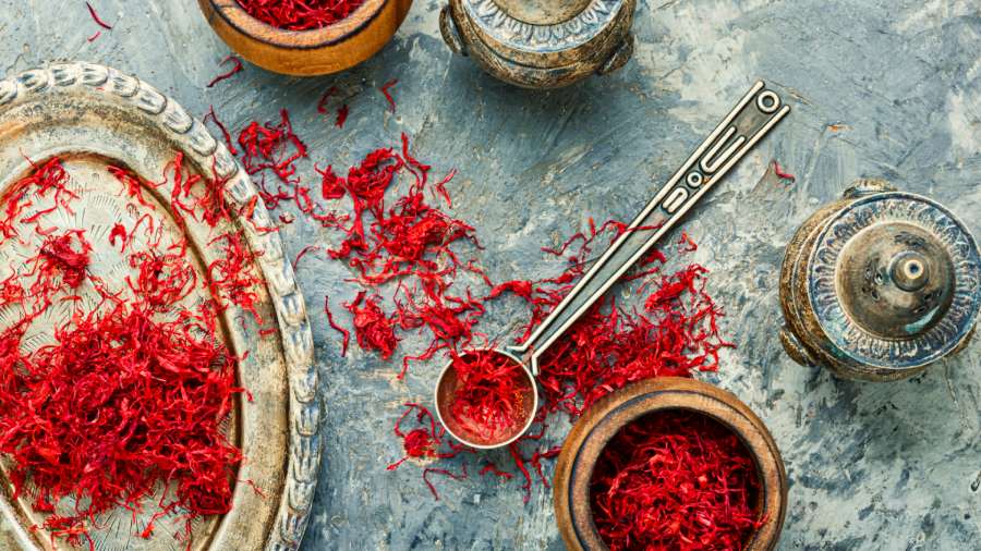Szafran - co to jest, właściwości, jak i na co stosować? | iZielnik.pl