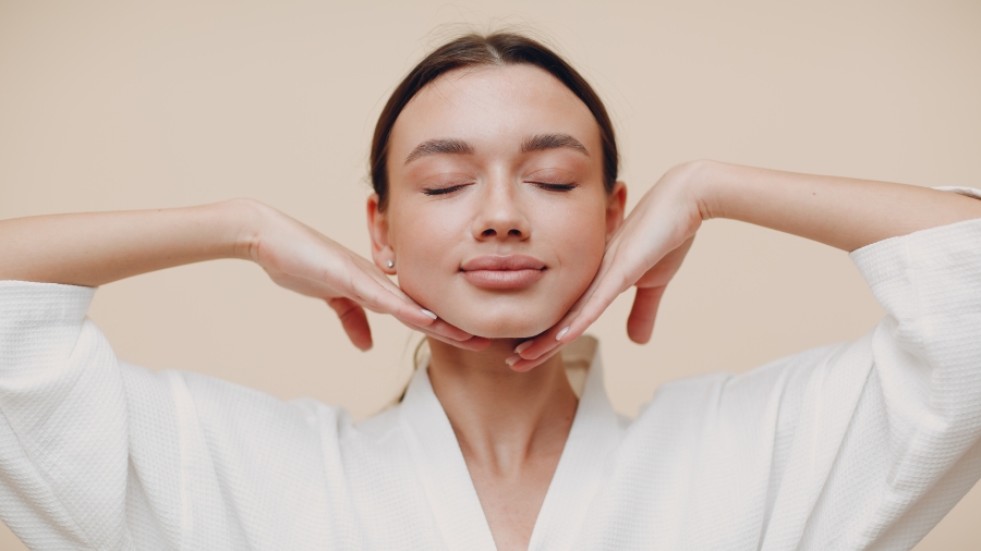Masaż twarzy krok po kroku - jak go wykonać i jakie daje efekty?